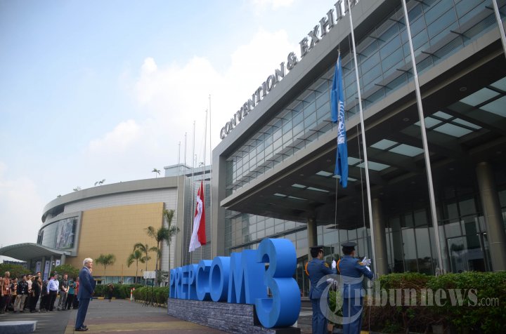 Bendera Indonesia dan PBB Berdampingan, Foto 1 #1661824 - TribunNews.com