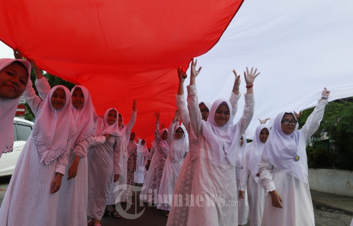 Bentangkan Bendera Merah Putih Peringati Hari Santri Nasional, Foto 1 ...