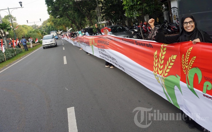 Berbagai Elemen Berunjukrasa di Depan KPU, Foto 2 #1798981 - TribunNews.com