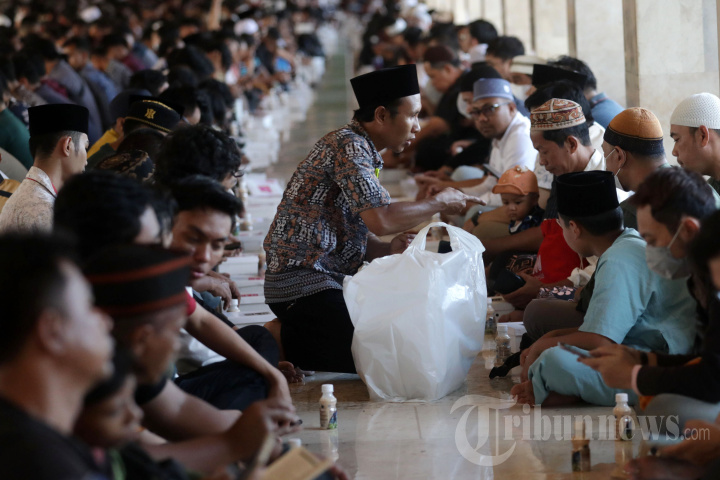 Berbuka Puasa Bersama di Masjid Istiqlal, Foto 3 #1961255 - TribunNews.com