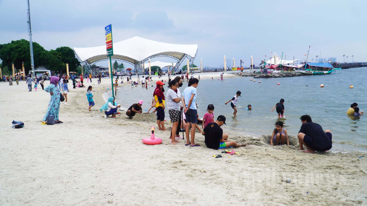 Berlibur di Pantai Ancol, Foto 5 #1943979 - TribunNews.com