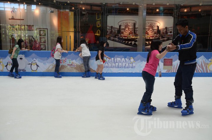 Bermain Ice Skating di Mall, Foto 1 #1601519 - TribunNews.com