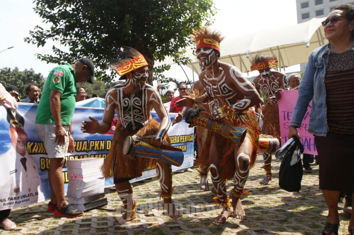 Berpakaian Adat Pengunjukrasa Desak KPK Usut Korupsi Raja Ampat, Foto 2 ...