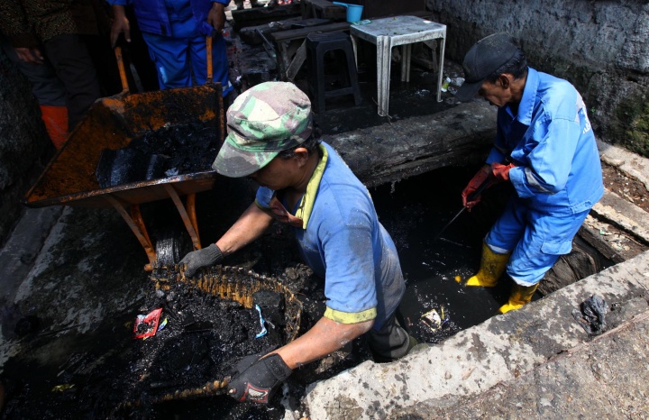 Bersihkan Sampah Gorong-Gorong Pasarkoja Kota Bandung, Foto 1 #1821102 - TribunNews.com