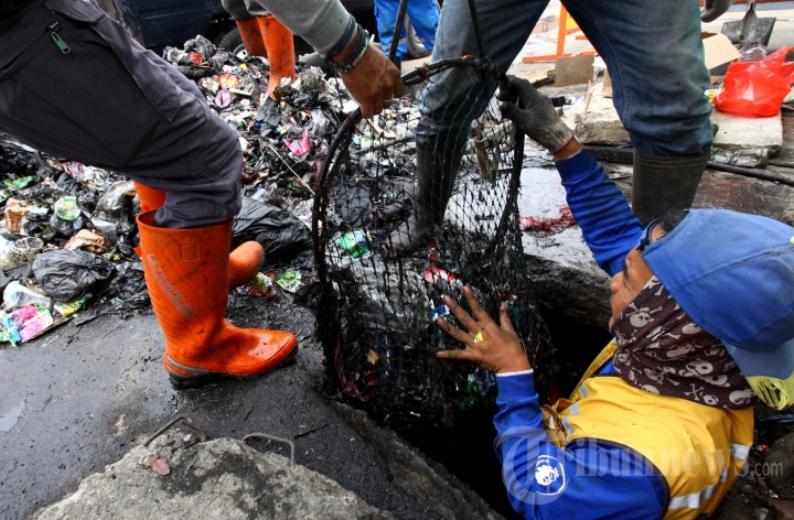 Bersihkan Sampah Gorong-Gorong Pasarkoja Kota Bandung, Foto 2 #1821103 - TribunNews.com