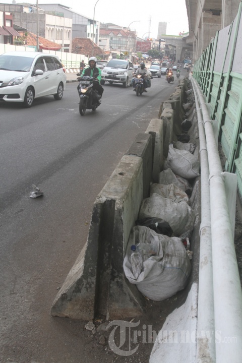 Beton Pemisah Jalan, Foto 1 #1710566 - TribunNews.com