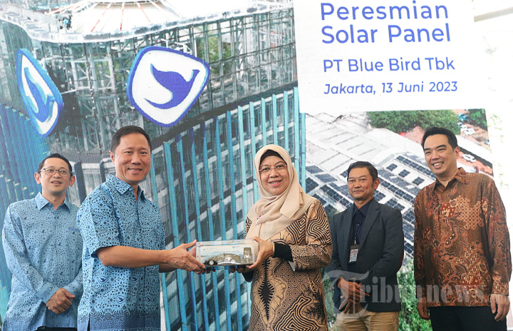 Blue Bird Pasang PLTS di Atap Kantor Kapasitas 215.6 kWp, Foto 6 ...