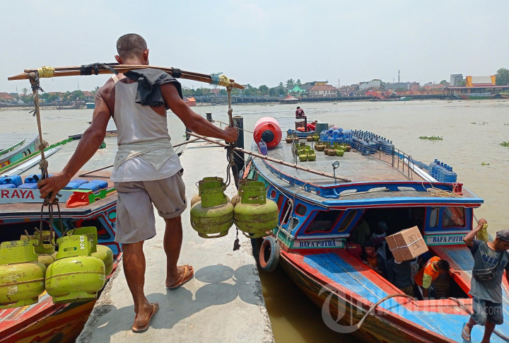 Bongkar Muat Tabung Gas 3kg di Dermaga Pasar 16 Ilir Palembang, Foto 1 ...