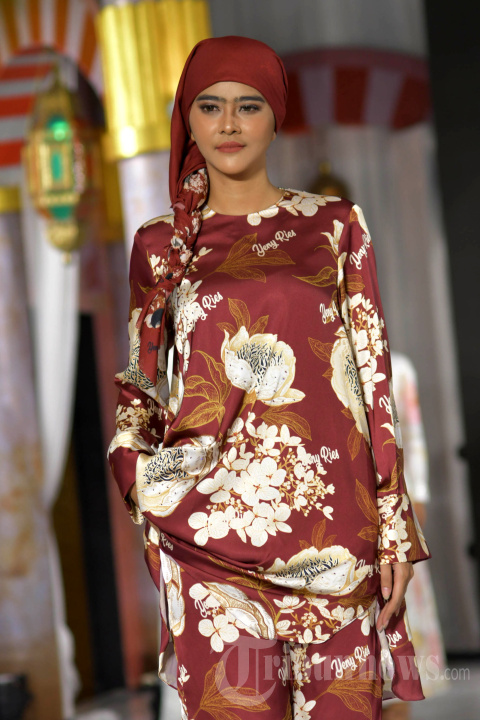 Bunga yang Indah di Kota Paris Ala Yeny Ries dalam Mufway 2023, Foto 5 ...