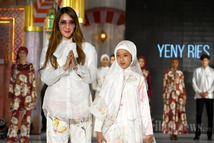 Bunga yang Indah di Kota Paris Ala Yeny Ries dalam Mufway 2023, Foto 9 ...