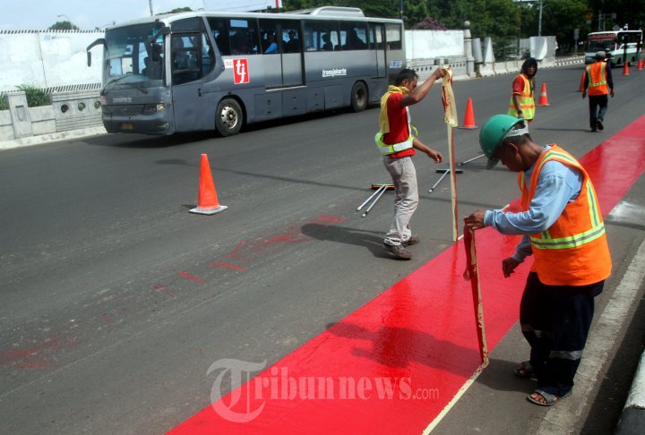 Buruh Cat Kerjakan Rambu Jalur Busway, Foto 3 #1630136 - TribunNews.com