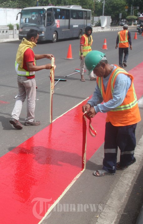 Buruh Cat Kerjakan Rambu Jalur Busway, Foto 4 #1630137 - TribunNews.com