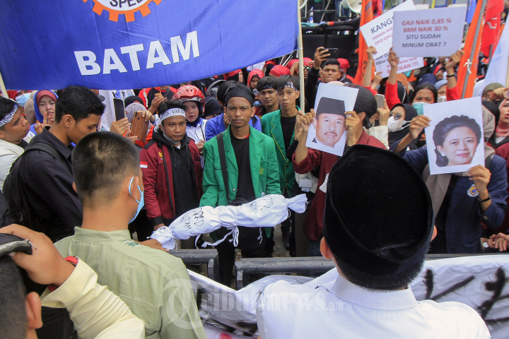 Buruh dan Mahasiswa Batam Aksi Tolak Kenaikan Harga BBM, Foto 3 #1938893 - TribunNews.com