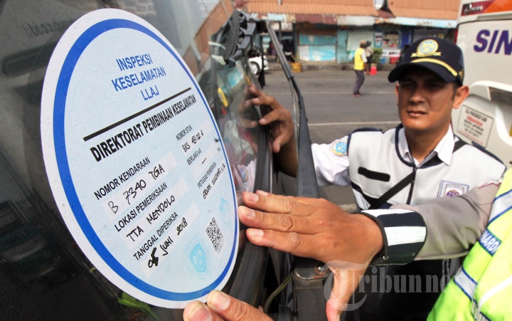 Bus Laik Jalan Dipasang Stiker di Kaca Depan, Foto 6 #1754635 ...