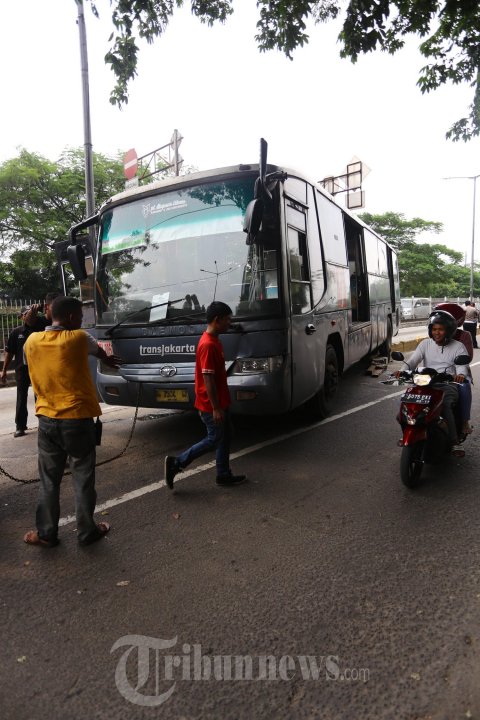 Bus TransJakarta Tersangkut Separator, Foto 5 #1592488 - TribunNews.com