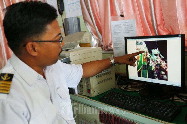 Capt Muhammad Irwan Menunjukan Foto Penyelamatan Kapal Nelayan, Foto 2 ...