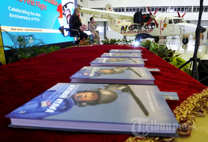 Test Pilot Wanita PTDI Captain Esther Gayatri Luncurkan Buku, Foto 1 ...