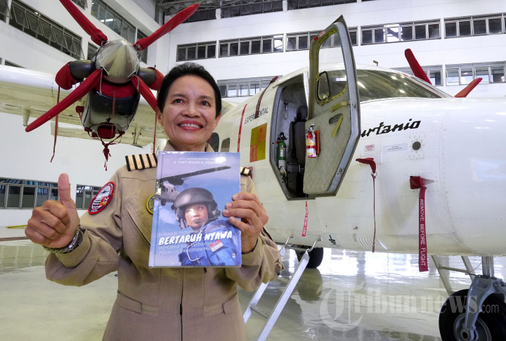 Test Pilot Wanita PTDI Captain Esther Gayatri Luncurkan Buku, Foto 8 ...