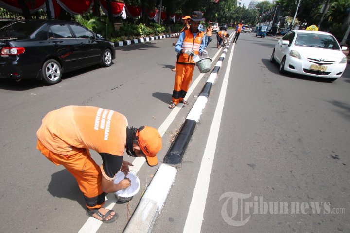 Cat Trotoar Jelang Hari Kemerdekaan, Foto 2 #1663518 - TribunNews.com