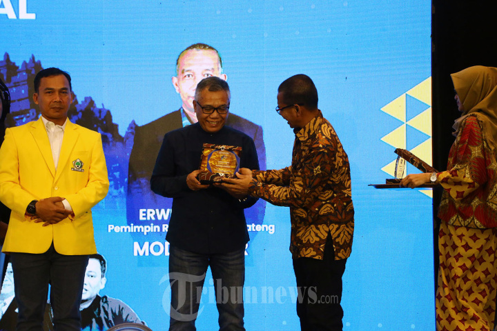 CEO Tribun Network Dahlan Dahi Serahkan Penghargaan, Foto 2 #1967004 ...