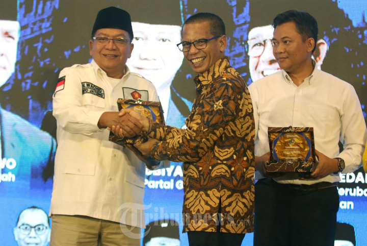 CEO Tribun Network Dahlan Dahi Serahkan Penghargaan, Foto 4 #1967006 ...
