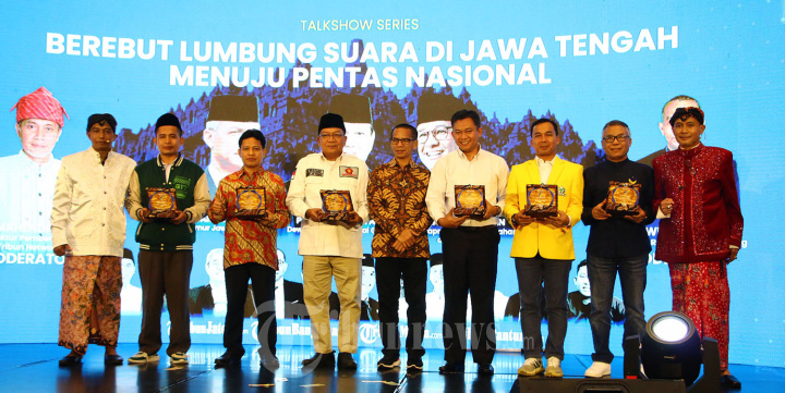 CEO Tribun Network Dahlan Dahi Serahkan Penghargaan, Foto 5 #1967007 ...