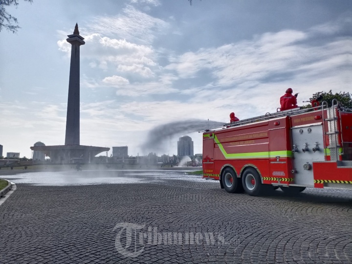 Damkar Lakukan Penyemprotan Disinfektan di Monas, Foto 1 #1847311 ...