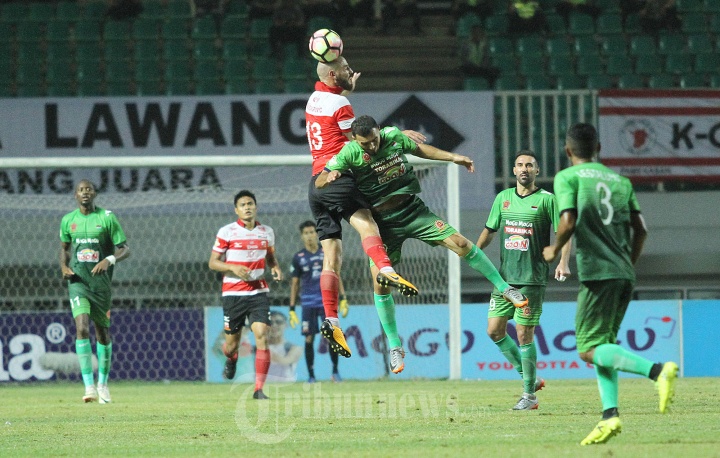 Dane Miovanovic Sundul Bola Dibayangi Redouane Zerzouri, Foto 10 ...