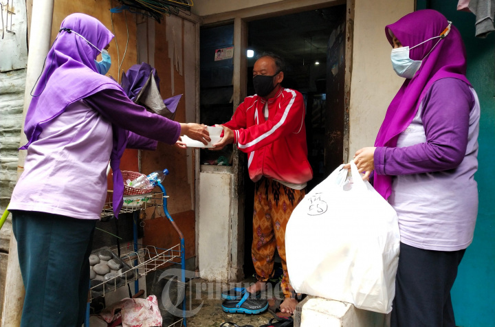Dapur Umum Uncle Teebob Salurkan Nasi Kotak Kepada Warga Isoman Covid ...