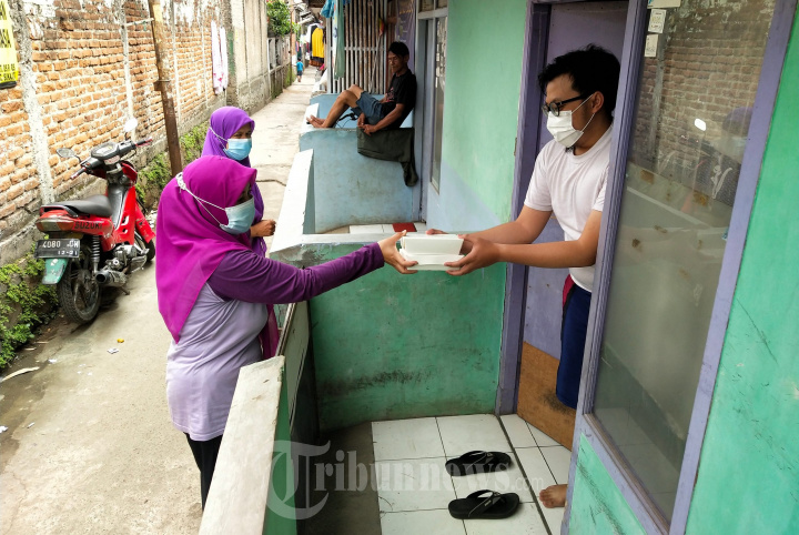 Dapur Umum Uncle Teebob Salurkan Nasi Kotak Kepada Warga Isoman Covid ...