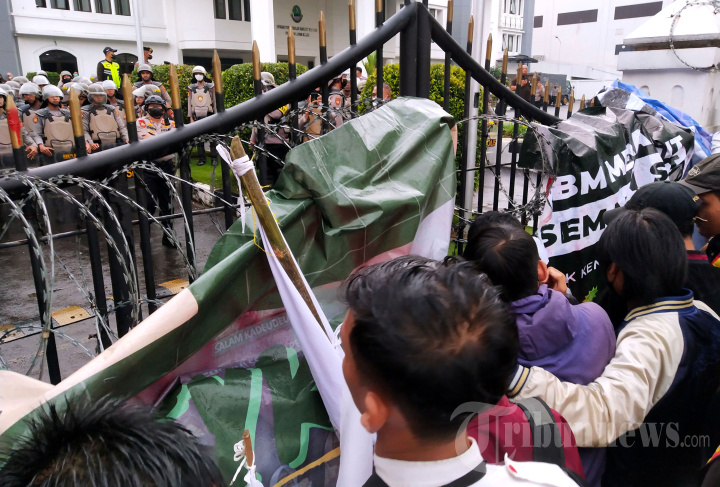 Demo BBM, Mahasiswa Buat Kuburan di DPRD Jabar, Foto 1 #1937888 ...