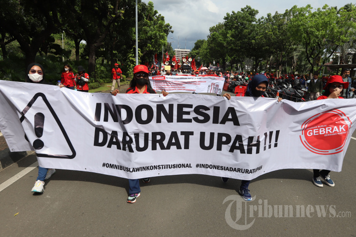 Demo Buruh di Depan Gedung Balai Kota DKI Jakarta, Foto 3 #1903431 - TribunNews.com