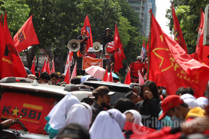 Demo Buruh di Depan Gedung Balai Kota DKI Jakarta, Foto 5 #1903433 - TribunNews.com