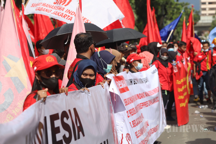 Demo Buruh di Depan Gedung Balai Kota DKI Jakarta, Foto 6 #1903434 - TribunNews.com