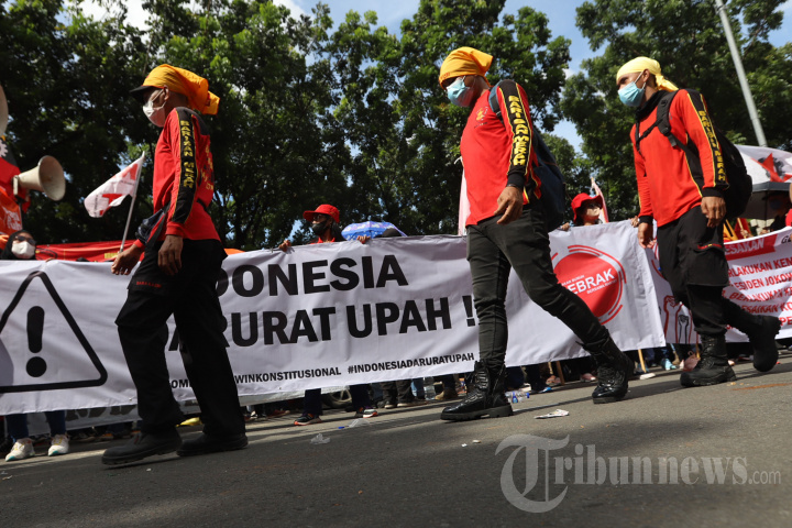 Demo Buruh di Depan Gedung Balai Kota DKI Jakarta, Foto 7 #1903435 - TribunNews.com