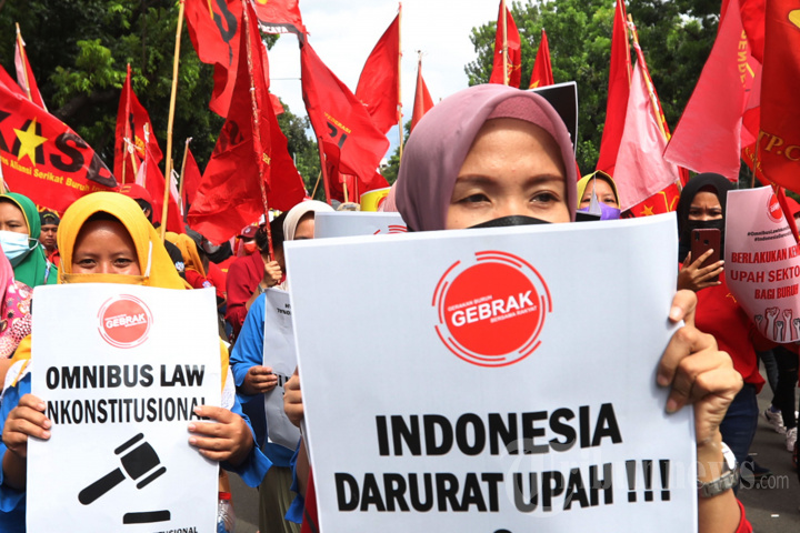 Demo Buruh di Depan Gedung Balai Kota DKI Jakarta, Foto 8 #1903436 - TribunNews.com