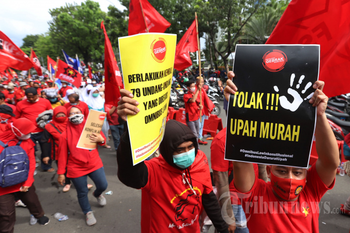 Demo Buruh di Depan Gedung Balai Kota DKI Jakarta, Foto 9 #1903437 - TribunNews.com