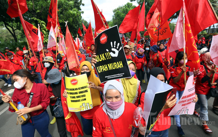 Demo Buruh di Depan Gedung Balai Kota DKI Jakarta, Foto 11 #1903439 - TribunNews.com