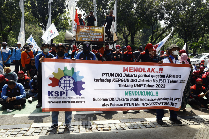 Demo Buruh KSPI dan FSPMI di Balai Kota DKI Jakarta, Foto 1 #1931323 - TribunNews.com