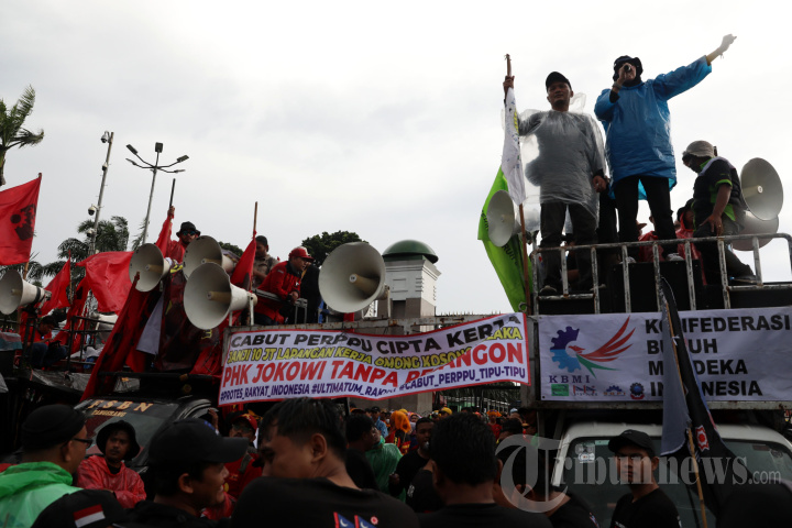 Demo Tolak Perppu Ciptaker di Depan Gedung DPR RI, Foto 2 #1958740 - TribunNews.com