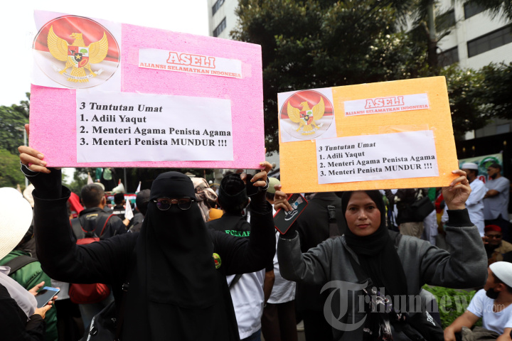Demonstrasi di Depan Gedung Kemenag, Foto 12 #1915530 - TribunNews.com