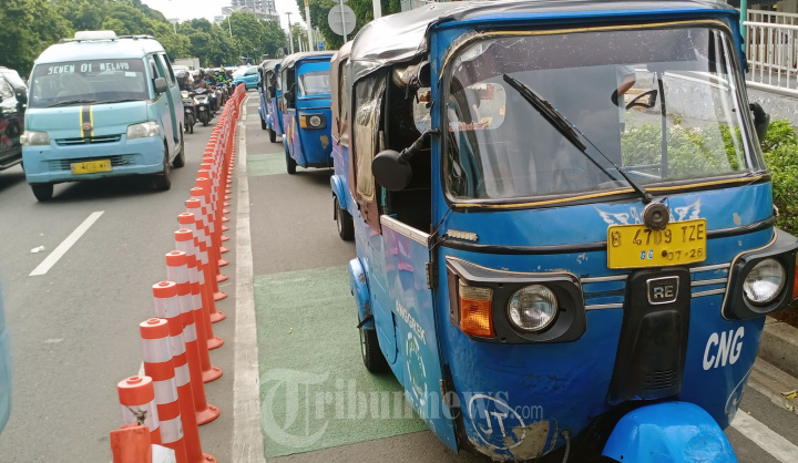 Deretan Bajaj Nekat Parkir di Jalur Sepeda, Foto 1 #1946358 ...