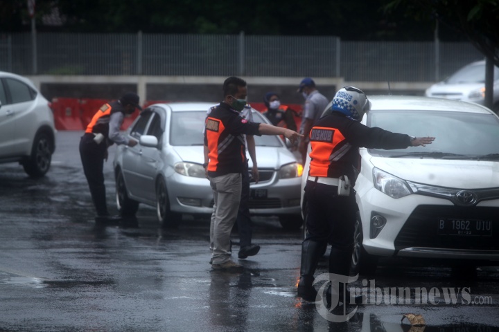 Dinas Kesehatan Rapid Tes Antigen di Pintu Tol Baros 1 Cimahi, Foto 1 ...