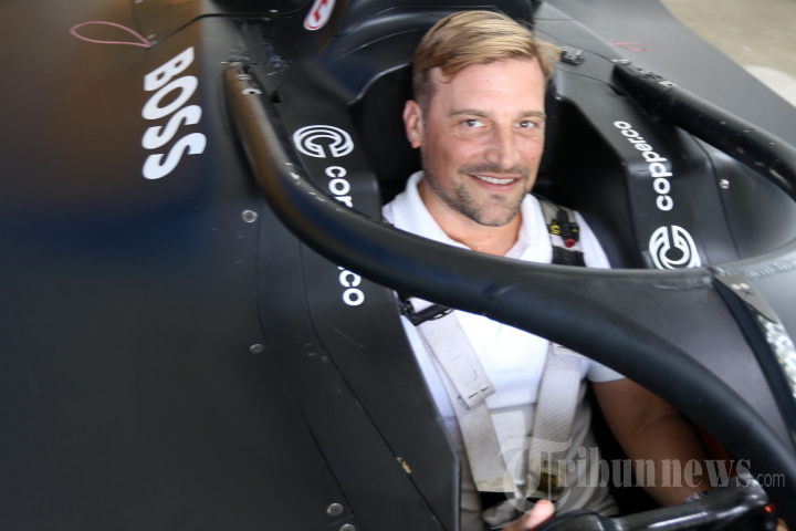 Dirut Allianz Life Indonesia Alexander Grenz Jajal Mobil Formula, Foto ...