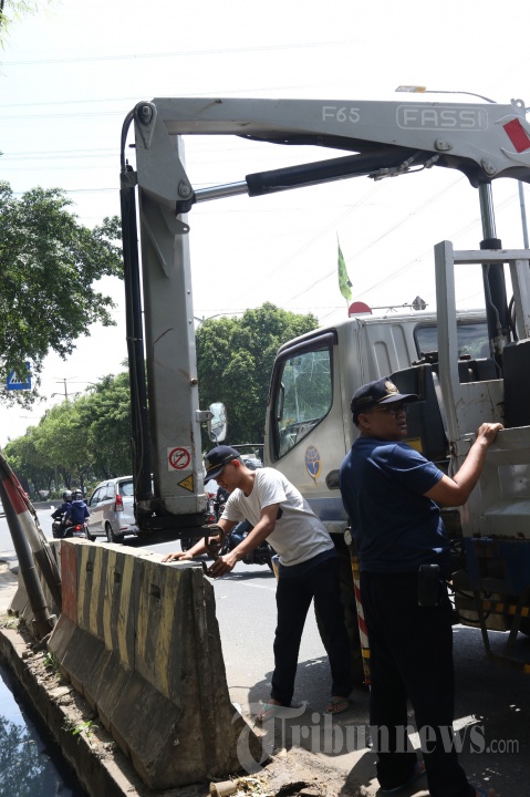 Dishub Pindahkan Beton Pemisah Jalan, Foto 1 #1733768 - TribunNews.com