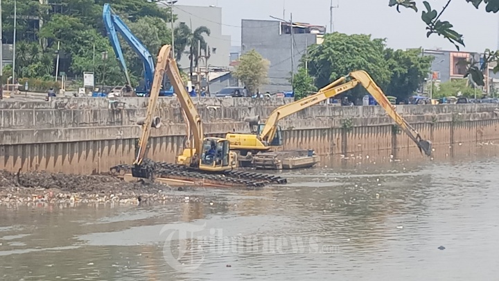 Dua Alat Berat Keruk Lumpur Kali Banjir Kanal Barat, Foto 1 #1858544 - TribunNews.com