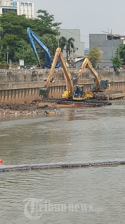 Dua Alat Berat Keruk Lumpur Kali Banjir Kanal Barat, Foto 3 #1858546 - TribunNews.com