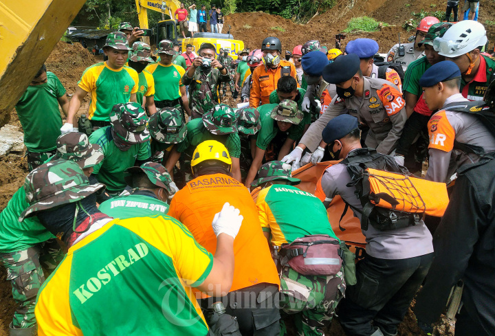 Evakuasi Korban Meninggal Dunia Gempa Bumi Cianjur, Foto 2 #1946075 - TribunNews.com