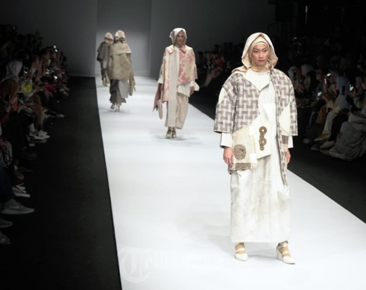 Fashion Show Busana Muslim Karya Lala Hanafi di JFW 2019, Foto 3 ...
