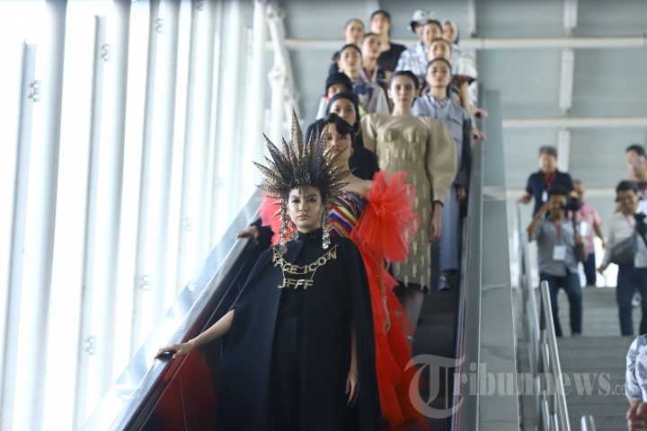 Fashion Show di Dalam Kereta LRT, Foto 5 #1808997 - TribunNews.com
